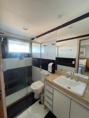 Quarto Quádruplo Superior, pátio | Casa de banho | Um polibã, produtos de higiene exclusivos, um secador de cabelo 