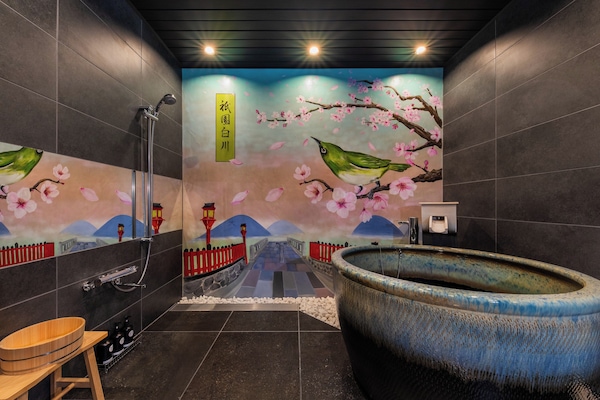 Casa de Férias Exclusiva | Casa de banho | Uma combinação polibã/banheira, um secador de cabelo, chinelos