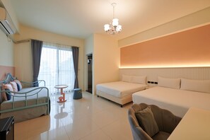 Quarto Quádruplo Romântico, 2 camas de casal | Secretária, quartos insonorizados, camas desdobráveis, Wi-fi grátis 