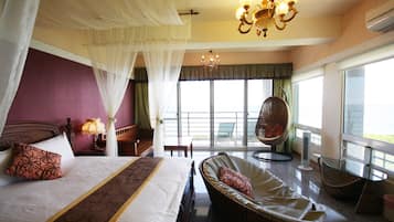 Quarto casal luxo, vista para o oceano | Roupas de cama premium, escrivaninha, cortinas blackout