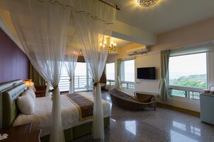 Quarto casal luxo, vista para o oceano | Roupas de cama premium, escrivaninha, cortinas blackout