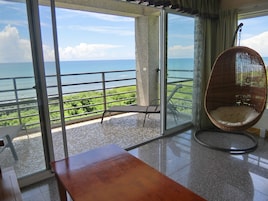 Quarto casal luxo, vista para o oceano | Roupas de cama premium, escrivaninha, cortinas blackout