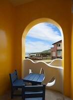 Quarto Quádruplo Comfort (Greece) | Com decoração personalizada, com mobília individualizada, secretária 