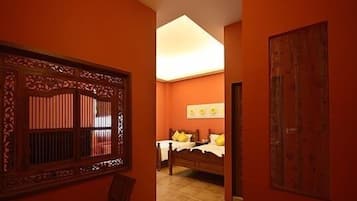 Quarto Triplo Comfort (Bali) | Com decoração personalizada, com mobília individualizada, secretária