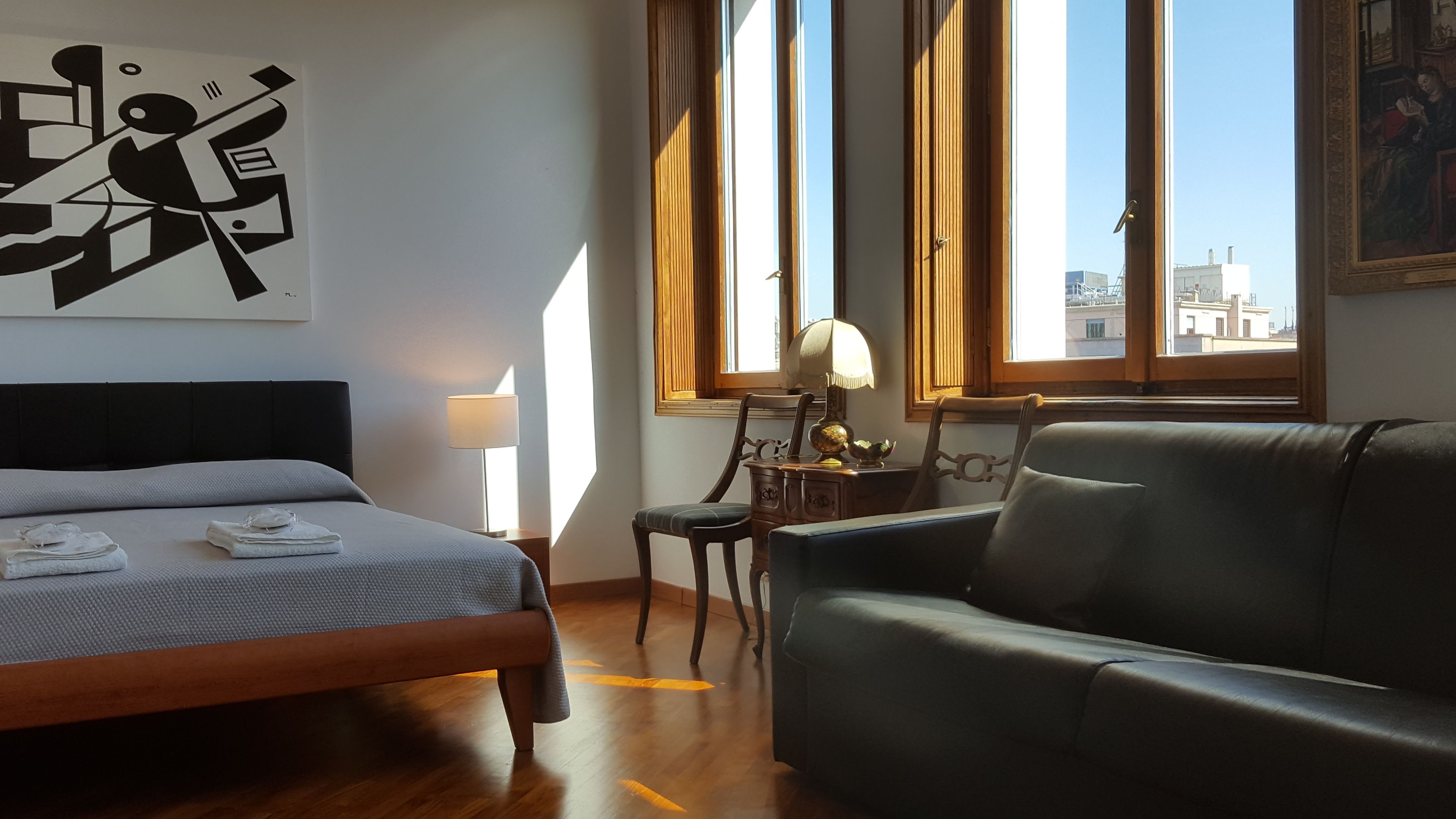 Estúdio, vista para a cidade | Individualmente decorados, individualmente mobiliados, escrivaninha