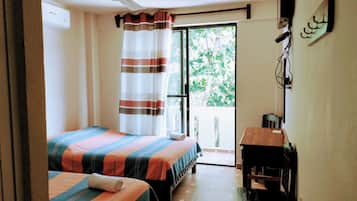 Quarto standard, 2 camas de casal | Ferros/tábuas de passar roupa, Wi-Fi de cortesia, roupa de cama
