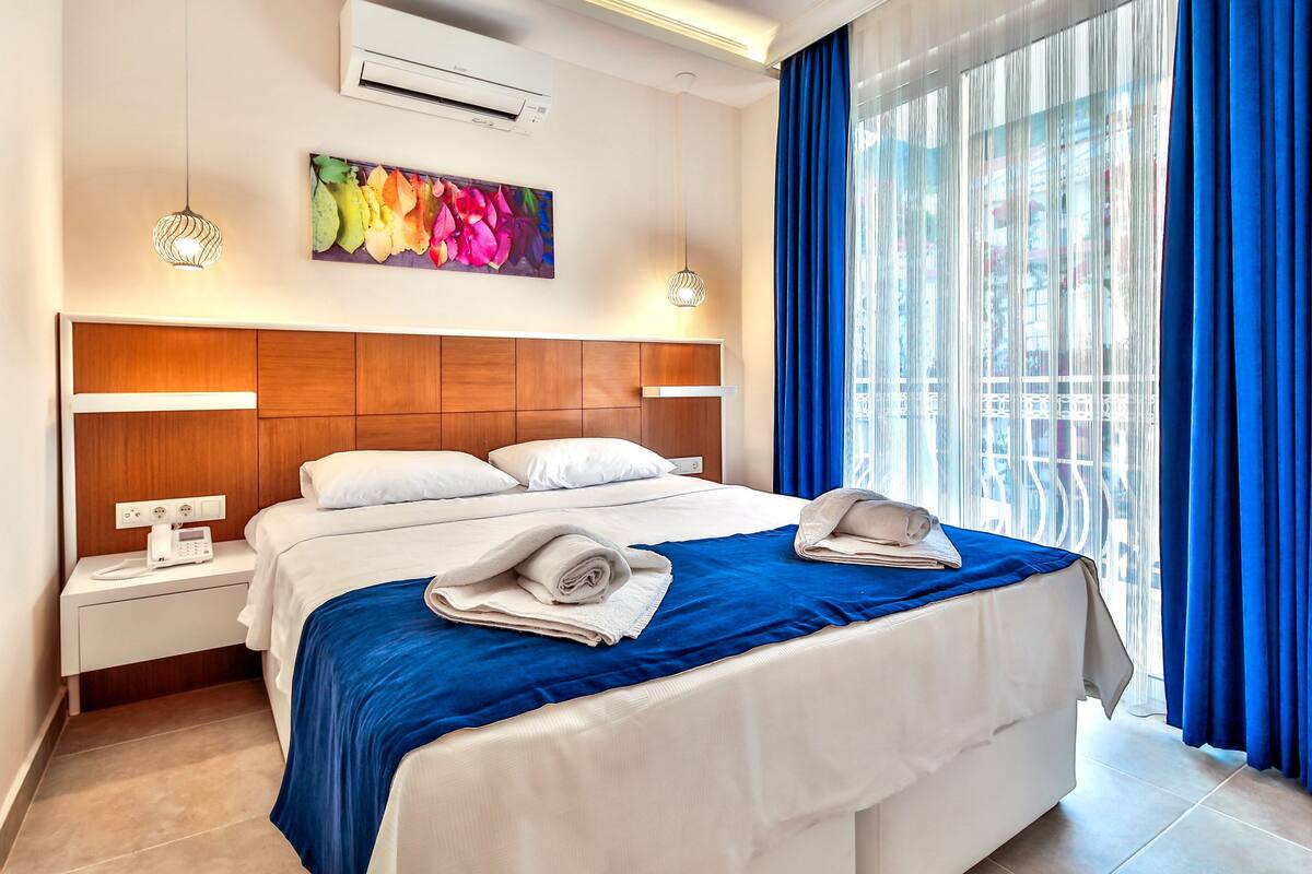 Quarto Triplo Familiar, 2 quartos, Vista para a cidade | Minibar, cofre no quarto, quartos insonorizados, camas desdobráveis 