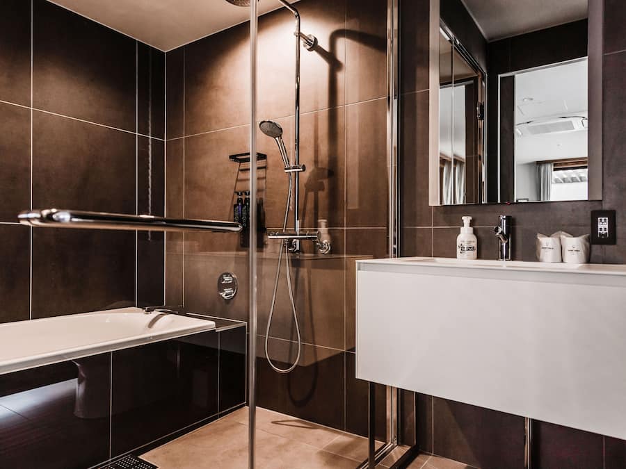 Quarto Twin Deluxe, não fumadores (Main Building,30sqm) | Casa de banho | Uma combinação polibã/banheira, uma banheira de imersão total