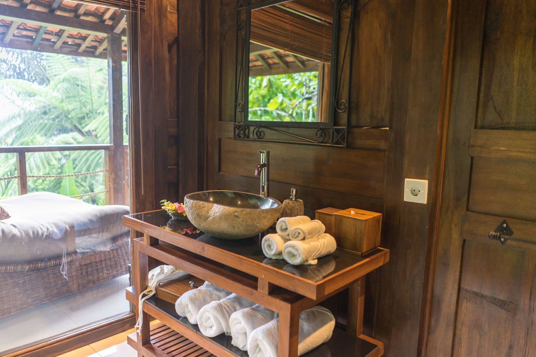 Casa de banho | Um polibã, um chuveiro fixo, produtos de higiene exclusivos 