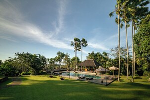 Piscina exterior, guarda-sóis, espreguiçadeiras 