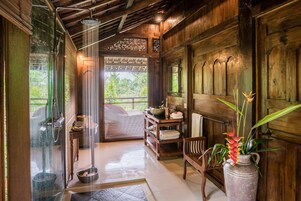 Um polibã, um chuveiro fixo, produtos de higiene exclusivos 