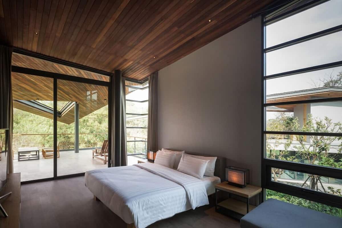 The Gliding Villa Three-Bedrooms | Frigobar, cofres nos quartos, berços (sobretaxa), Wi-Fi de cortesia