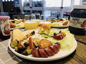Uma mesa posta com diversas opções de alimentos e bebidas para o café da manhã.