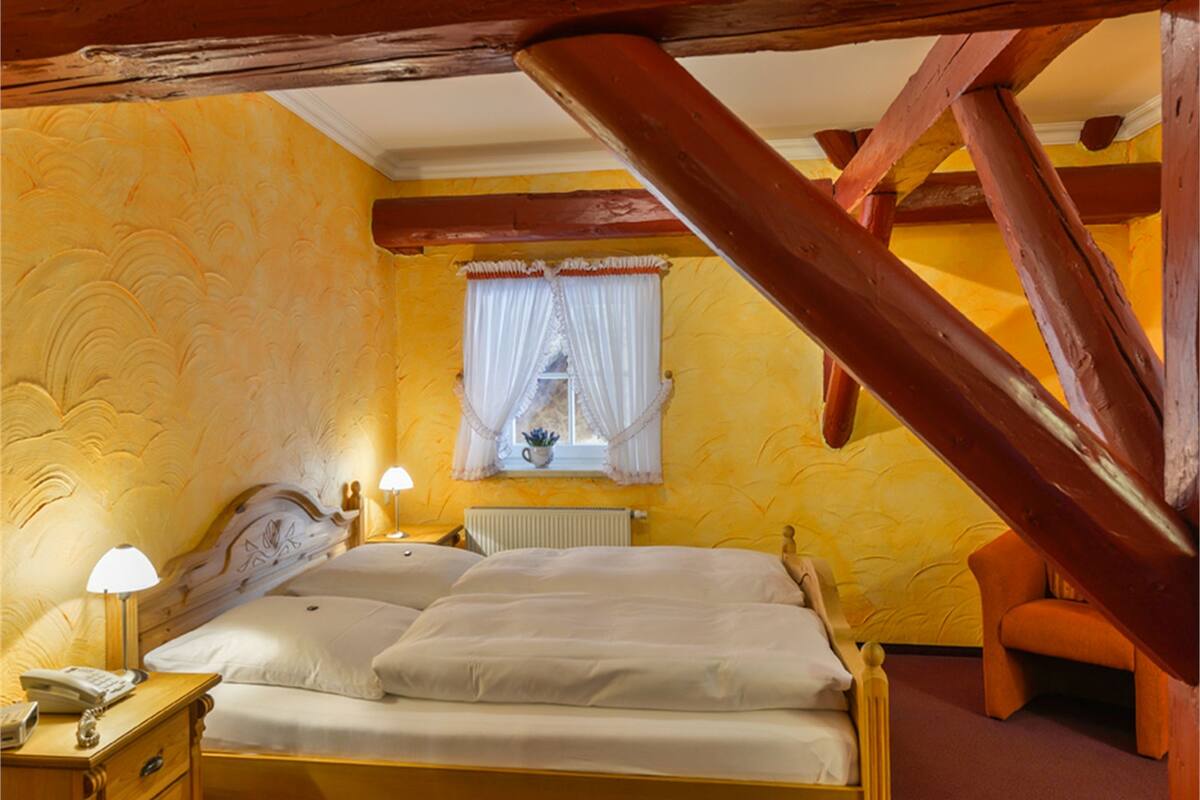 Cofre no quarto, secretária, berços/camas para crianças grátis 