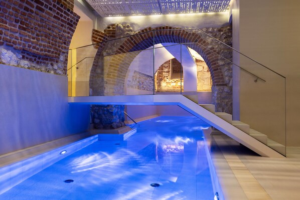 Piscina interna, espreguiçadeiras