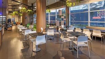 Pequeno-almoço tipo buffet diário (52 BRL por pessoa)