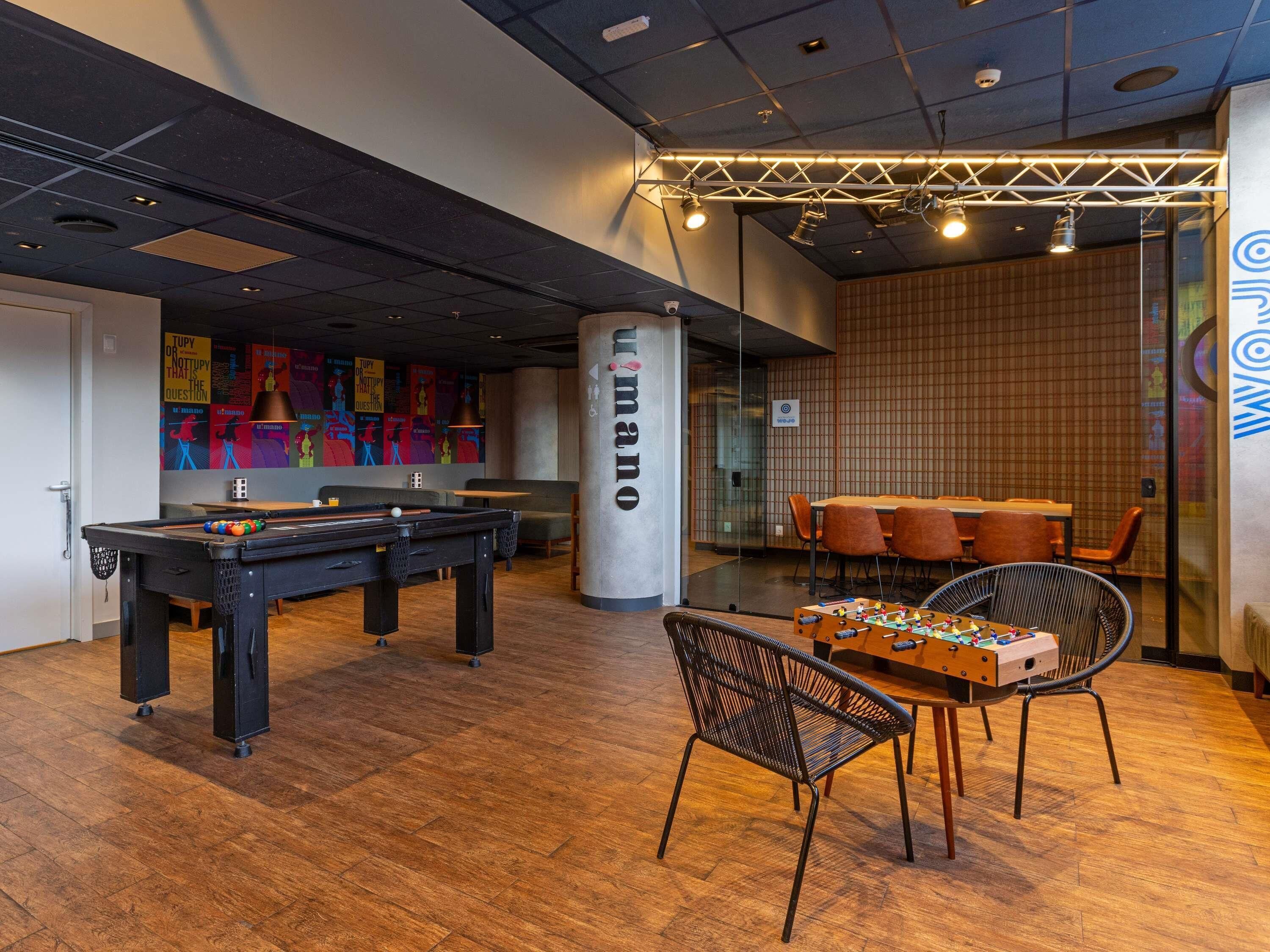 Serve pequenos-almoços e happy hour 