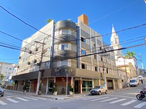 Fachada do alojamento (tarde/noite)