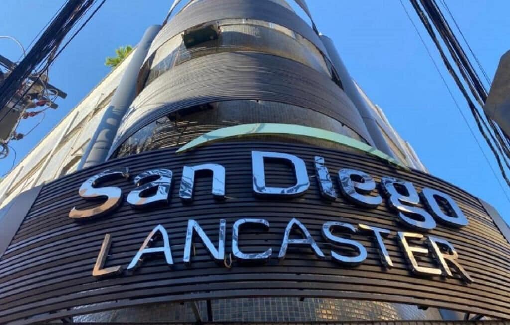 Um sinal com a inscrição 'San Diego Lancaster'.
