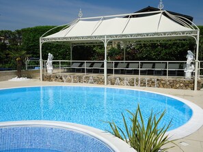 Piscina externa sazonal, funciona das 9h às 21h, espreguiçadeiras