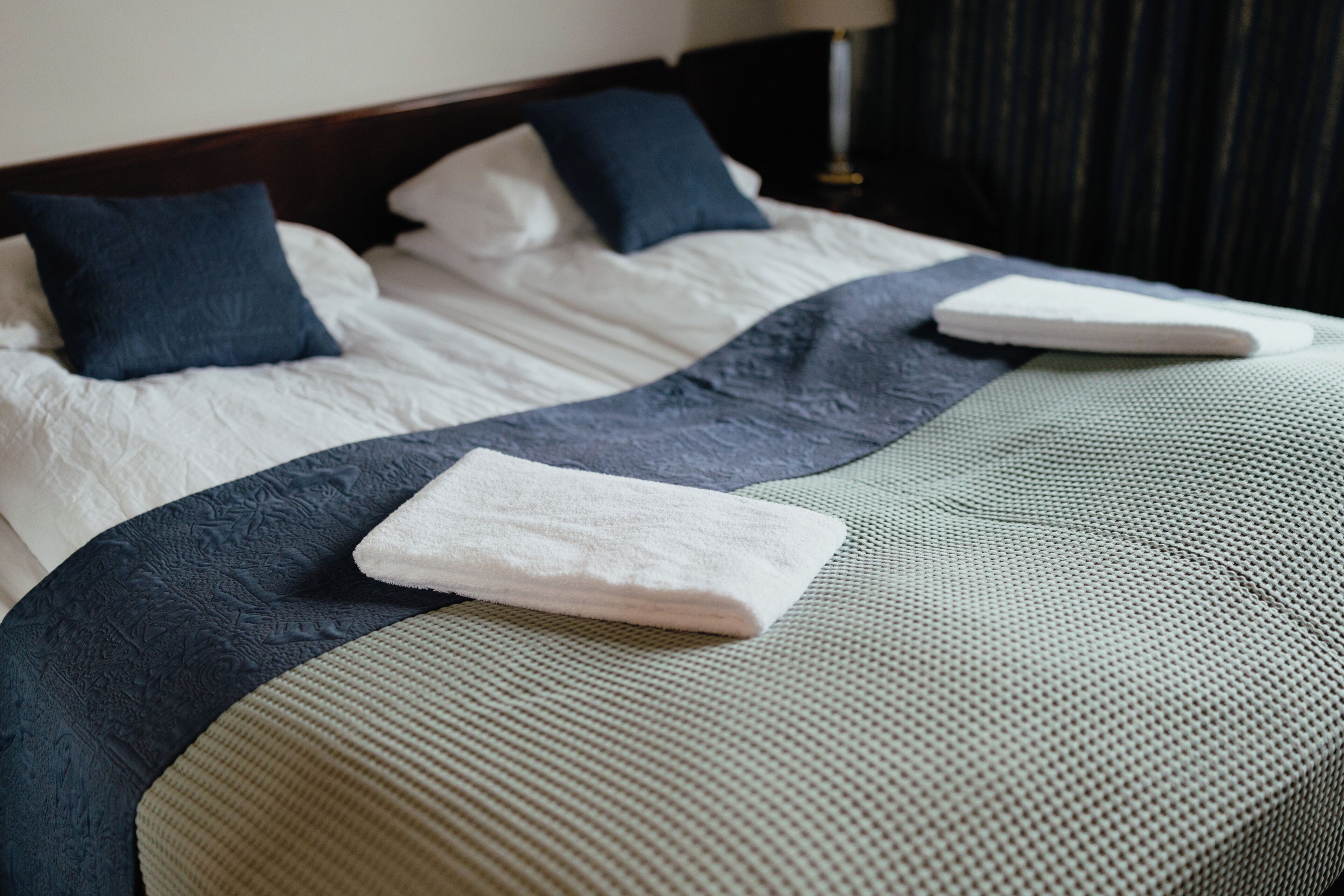 Quarto Duplo ou Twin | Secretária, secretária adequada para computadores portáteis 