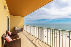 Condo conforto, 2 quartos, sacada, de frente para o oceano | Vista do quarto