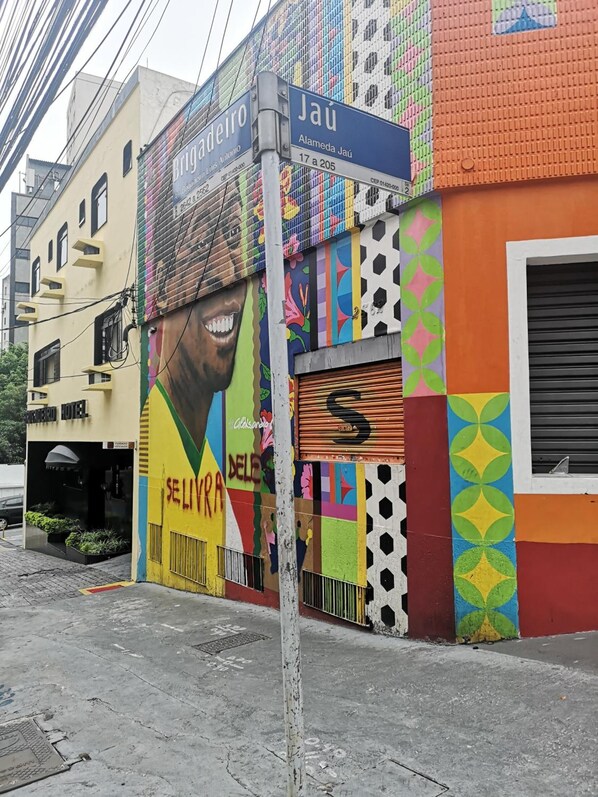 Um edifício colorido com um mural e uma placa com os dizeres 'Brigadeiro' e 'Alameda Jaú'.