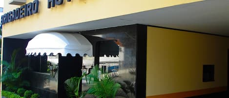 Entrada de hotel com uma placa que diz 'BRIGADERO HOTEL'.