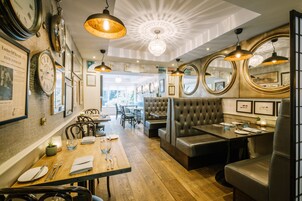 Pequenos-almoços e jantares servidos, incluindo cozinha britânica 