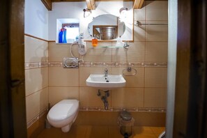 Quarto superluxo, sacada, vista para a cidade | Banheiro | Chuveiro, produtos de toalete grátis, secador de cabelo