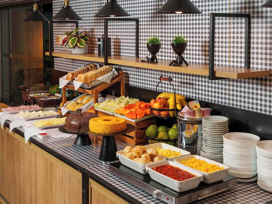 Café da manhã com buffet grátis todos os dias