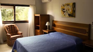 Minibar, cofre no quarto, cortinas/cortinados opacos