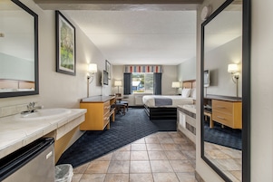 Quarto standard, 1 cama King, banheira de imersão | Escrivaninha, ferros/tábuas de passar roupa, Wi-Fi de cortesia