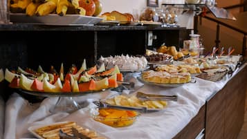 Café da manhã com buffet grátis todos os dias