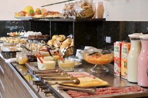 Café da manhã com buffet grátis todos os dias