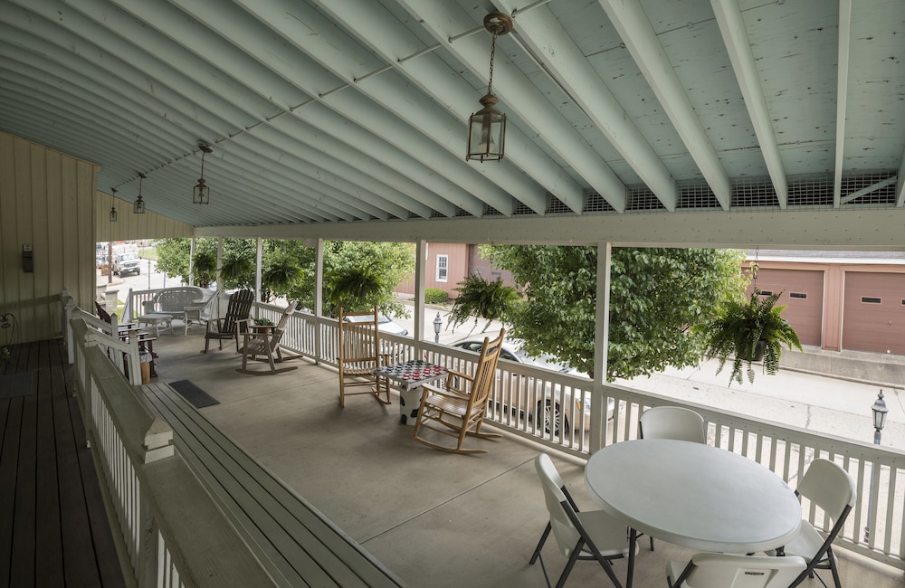Sugarcreek Village Inn - Bolivar, OH