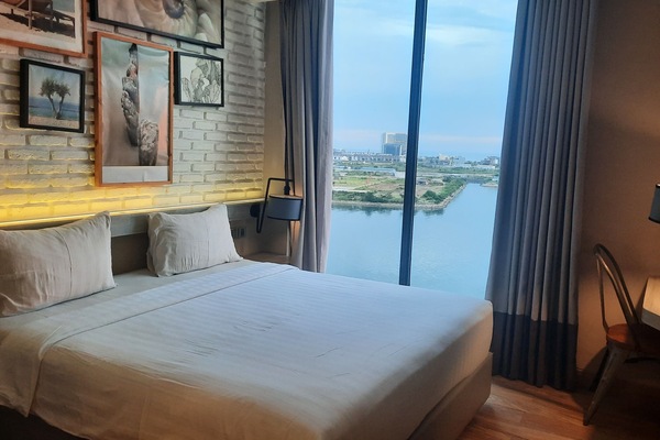 Quarto casal superior, 1 cama Queen, para não fumantes, vista para o mar | Escrivaninha, Wi-Fi de cortesia, roupa de cama