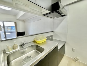 Quarto Deluxe | Cozinha privada | Um frigorífico, um micro-ondas, uma chaleira elétrica 