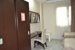 Quarto Triplo Standard, Vista para a cidade | Roupa de alta qualidade, minibar, secretária, quartos insonorizados 