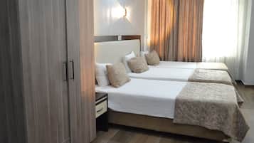 Suite, Vista para a cidade | Roupa de alta qualidade, minibar, secretária, quartos insonorizados