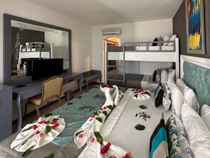 Bunk Bed Room  | Roupa de alta qualidade, minibar, cofre no quarto, secretária 