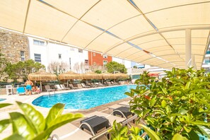 Piscina exterior, da(s) 8:00 à(s) 18:00, guarda-sóis, espreguiçadeiras 