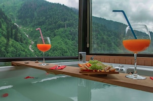 Queen Suite, Fireplace, Waterfall View, Jakuzi | Roupa de alta qualidade, minibar, quartos insonorizados