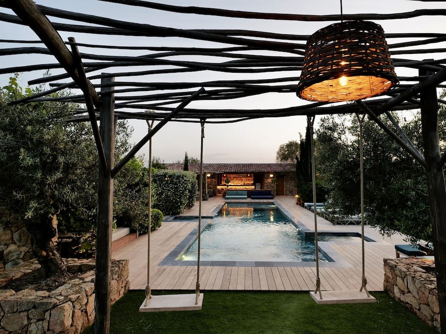Piscina exterior, espreguiçadeiras