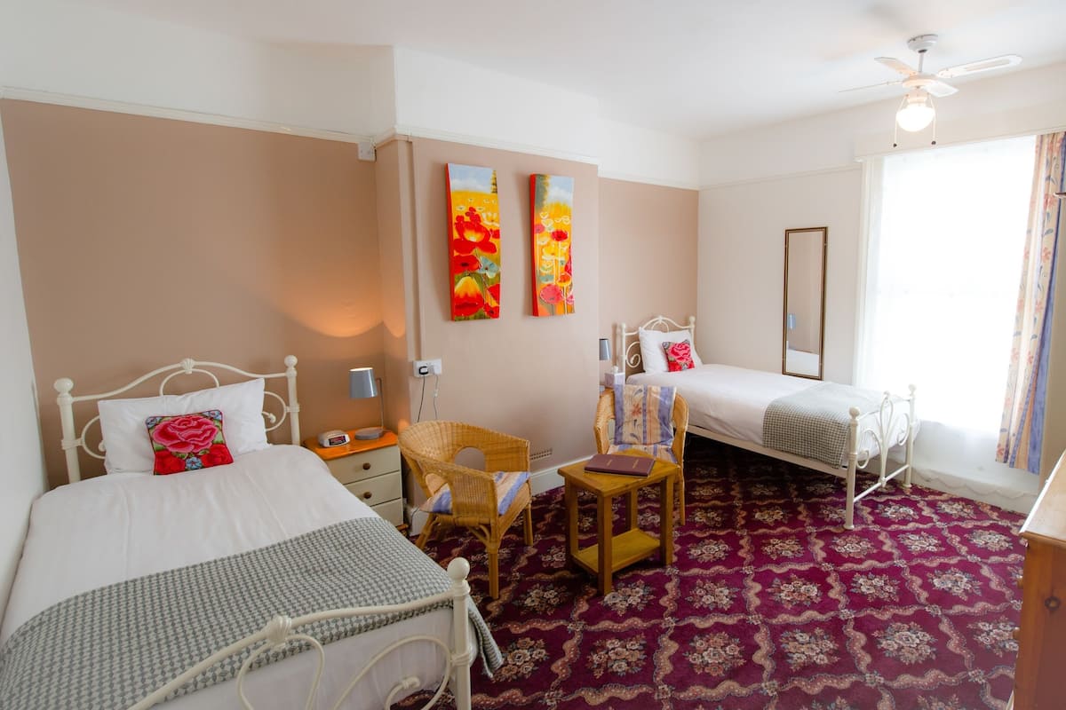 Quarto Twin Standard | Secretária, Wi-fi grátis, com decoração personalizada 