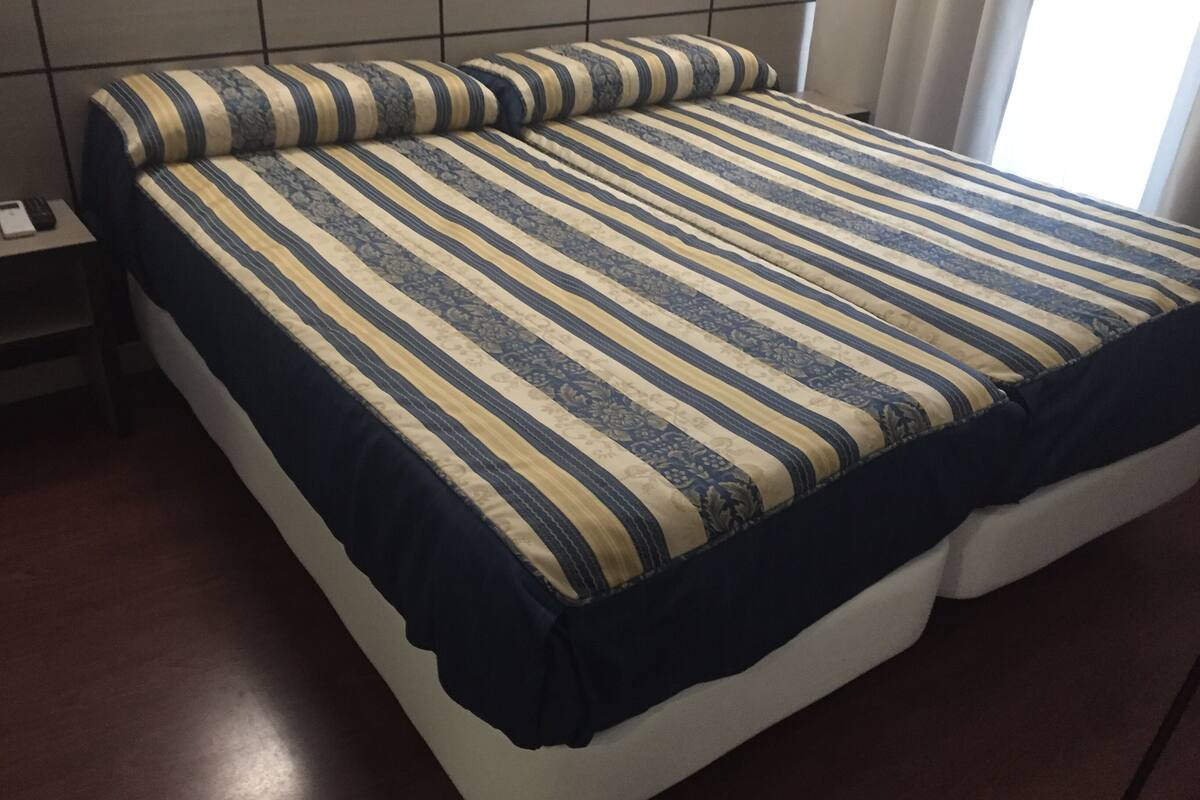 Quarto Triplo, casa de banho privativa | Roupa de alta qualidade, camas de colchão Select Comfort