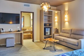 Minibar, cofre no quarto, secretária 