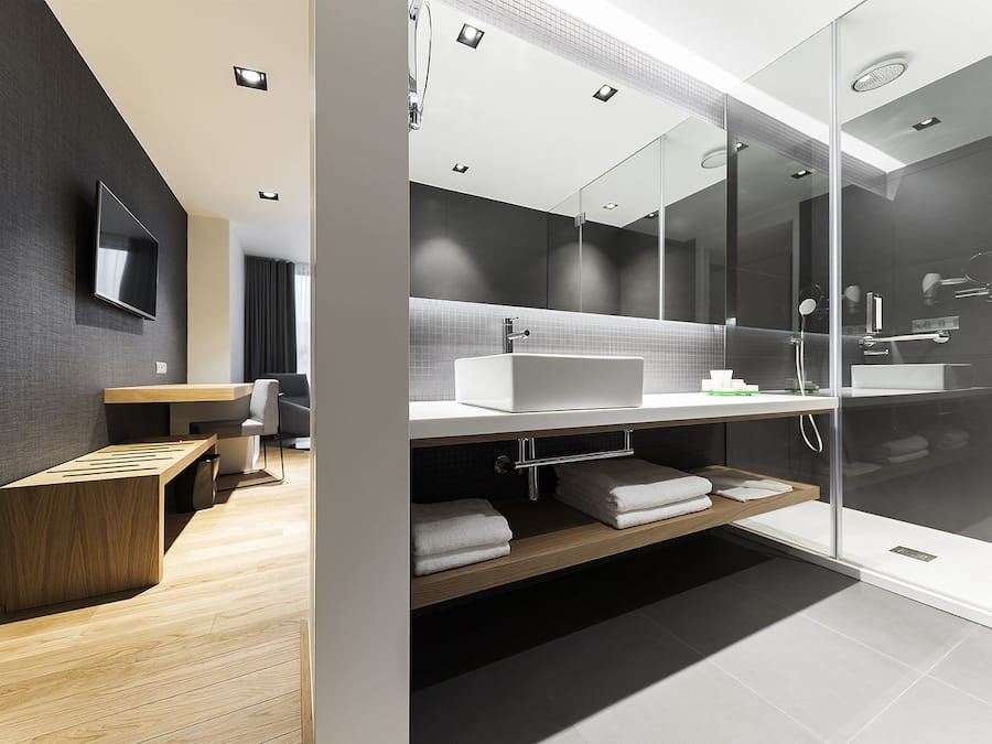 Quarto Duplo ou Twin Standard | Casa de banho | Um polibã, um chuveiro fixo, artigos de higiene pessoal grátis