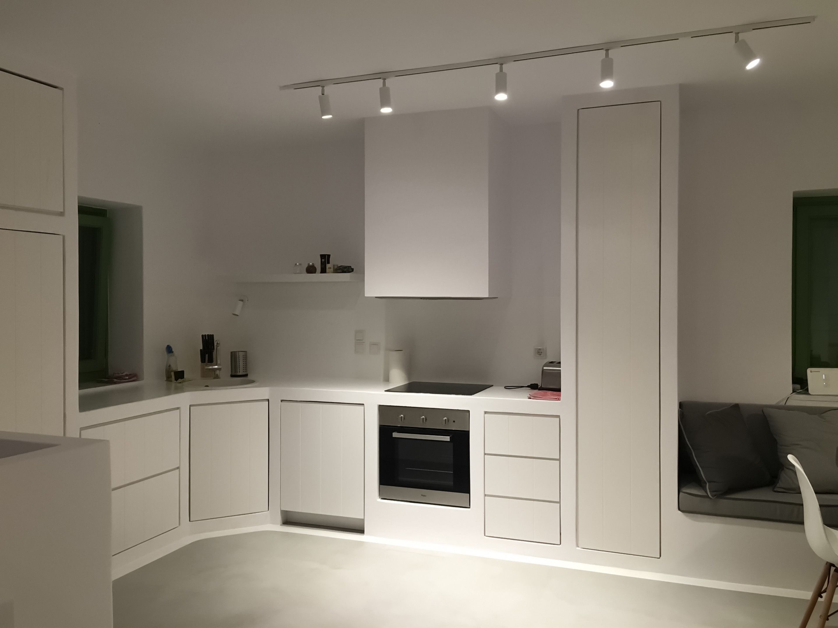 Duplex, 3 quartos, vista para o mar, de frente para a praia (Blue House 128m2) | Cozinha privada | Geladeira grande, fogão, cooktop, lava-louças