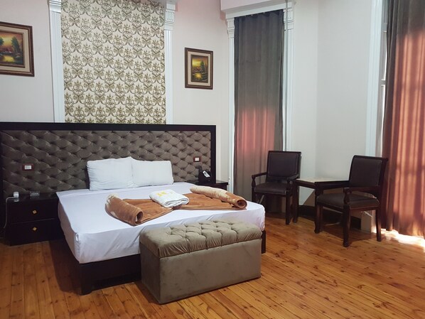 Suíte estúdio luxo, 1 quarto, para fumantes, vista para a cidade | Roupas de cama de algodão egípcio, roupas de cama premium, frigobar